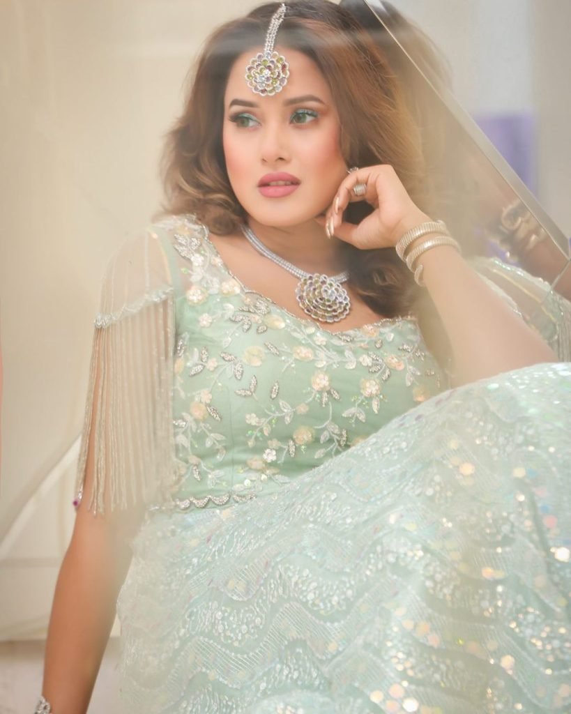 Farnaz: The Bangladeshi lady in Mo Vlogs might surprise you | Inside ...